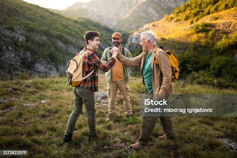 Keluarga Multigenerasi Senang Mendaki Gunung Bersama Foto Stok - Unduh Gambar Sekarang - iStock