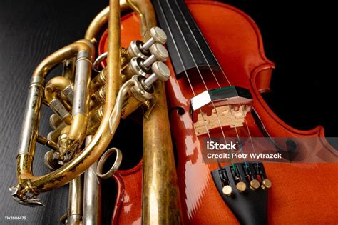 새로운 빛나는 바이올린과 어두운 테이블에 오래 된 트럼펫 악기 현악기 바람 검정색 배경입니다 0명에 대한 스톡 사진 및 기타 이미지 Istock