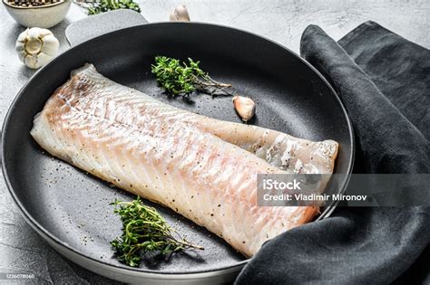 팬에 백리향과 허브를 넣은 생 대구 필레 신선한 생선 요리 회색 배경입니다 맨 위 보기 뼈 없는 부드러운 살에 대한 스톡 사진 및 기타 이미지 Istock