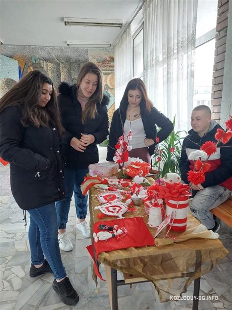 Ученици от ПГЯЕ представиха мартеници в изложба базар Козлодуй новини