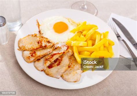 나무 테이블에 파란색 접시에 감자 튀김과 전통 스페인어 튀김 돼지 고기 0명에 대한 스톡 사진 및 기타 이미지 0명 굽기 돼지고기 Istock