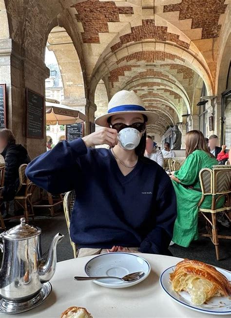 패션엔 강민경 파리지엔 감성에 푹 파리 거리 수놓은 시크한 프렌치룩