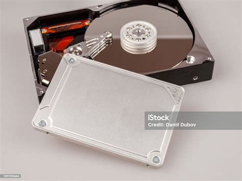 다양한 세대의 컴퓨터 드라이브 하드 디스크 드라이브 및 Ssd 드라이브 데이터 전송 읽기 및 쓰기 0명에 대한 스톡 사진 및 기타 이미지 Istock