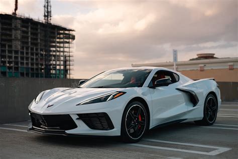 가장자리 건설 현장 검은 색 테두리 고급 승용차 고성능 자동차 고성능 차 고층 주차장 교통 구름 구름 낀 하늘 낮 다이나믹한 도로 도시 생활 도시