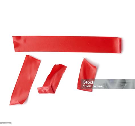 흰색 배경에 고립 된 빨간색 절연 고무 테이프의 다양한 조각 마스킹 테이프에 대한 스톡 사진 및 기타 이미지 마스킹 테이프