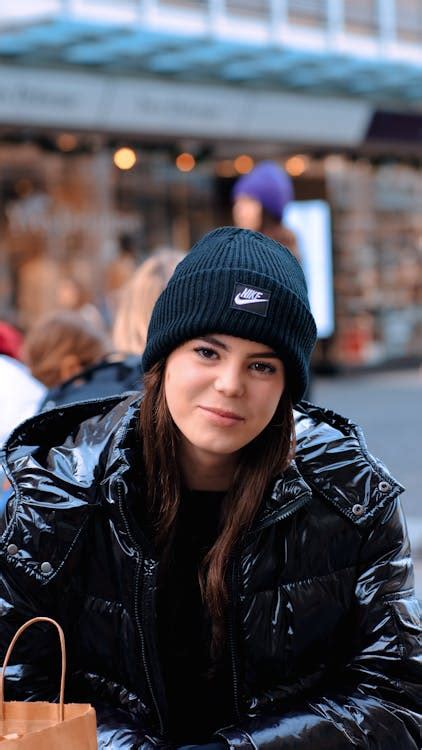 감기 거리 사진 겨울 도시 도시들 도시의 따뜻한 옷 모자 미소 짓는 수직 쐈어 여성 예쁜 자켓에 관한 무료