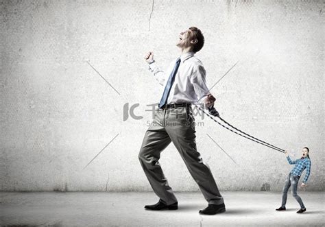 商人正在努力解决途中出现的问题。高清摄影大图 千库网