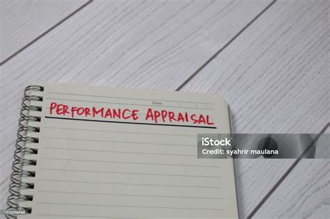 Penilaian Kinerja Menulis Di Atas Buku Meja Kayu Terisolasi Foto Stok