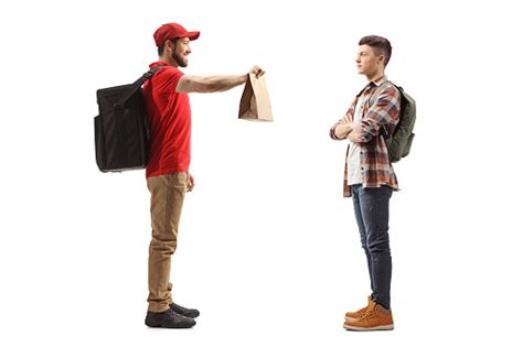 학생에게 종이 봉투를 배달하는 음식 배달 남자의 전체 길이 프로필 샷 배달부에 대한 스톡 사진 및 기타 이미지 배달부 흰색 배경 남자 Istock