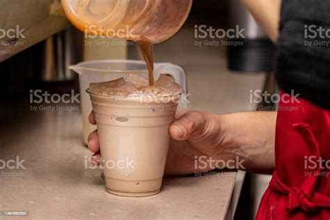 커피 하우스 카운터 뒤에서 아이스 커피를 만드는 바리스타 고급 요리에 대한 스톡 사진 및 기타 이미지 고급 요리 따르기