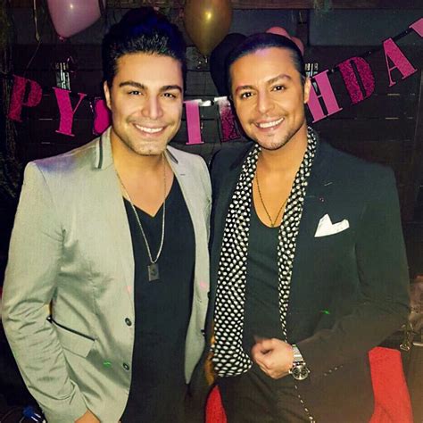 دانلود آهنگ وقتی کسی رو دوست داری از کامران و هومن طرفداری