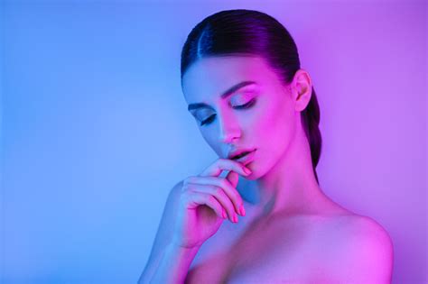 스튜디오에서 포즈를 취하는 화려한 밝은 네온 Uv 블루와 보라색 조명에서 하이 패션 여성 네온에 대한 스톡 사진 및 기타 이미지 네온 입술 귀걸이 Istock