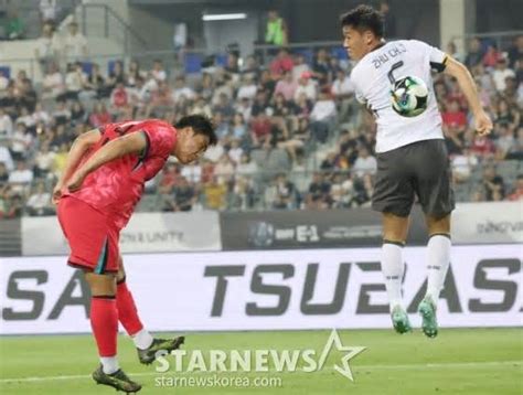 드론이 사막 모래언덕을 통과하는 낙타 캐러밴 트레킹을 포착