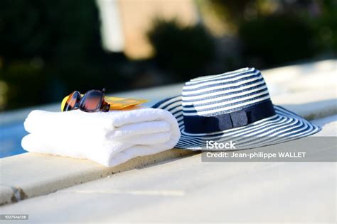 태양 모자 수건 수영장 수영장 럭셔리 여름 휴가 컨셉 호텔 클럽 스파 리조트도 선스크린 수영장 스포츠 경기장에 대한 스톡 사진 및 기타 이미지 Istock
