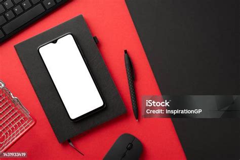 블랙 프라이데이 개념 스마트 폰 키보드 컴퓨터 마우스 플래너 펜과 빈 공간이있는 이중 색상의 빨간색과 검은 색 배경에 장바구니의