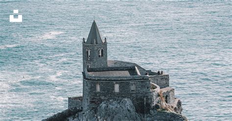 낮에는 바닷가 절벽에 있는 회색 콘크리트 건물 사진 Unsplash의 무료 회색 이미지