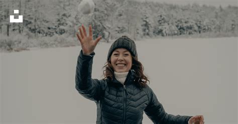 검은 재킷과 파란색 데님 청바지를 입은 여자는 낮에 눈 덮인 땅에 서 있다 사진 Unsplash의 무료 로스코 이미지