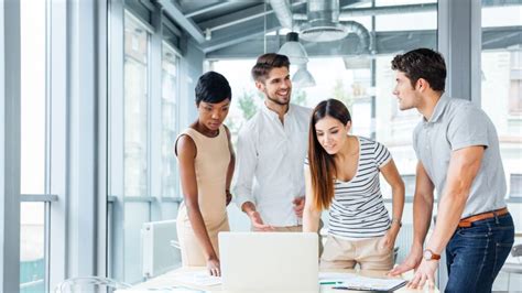 10 Oefeningen Op Kantoor Zo Blijf Je In Beweging Dfm