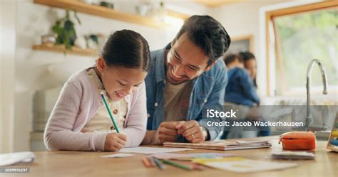 글쓰기 학습 및 가족 가정 교육 언어 발달 및 지원을 위한 부엌의 아버지와 자녀 돕고 가르치고 행복한 사람들 아빠와 소녀 또는 종이에 학교 창의성을 가진 아이 부모에 대한