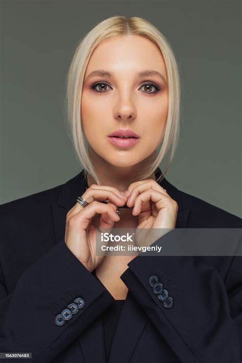 스튜디오에서 회색 배경에 검은 양복을 입은 금발의 사업가 초상 검은색에 대한 스톡 사진 및 기타 이미지 검은색 금발 머리 기업가 Istock