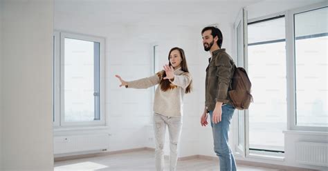 행복한 젊은 부부는 새로운 평면 새 집 및 재배치 개념으로 이사하고 계획하고 있습니다 사진 Unsplash의 슬로바키아 이미지