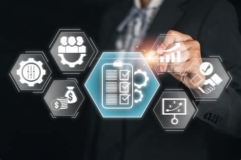 작업 팀워크 및 재정적 성장을 포함한 프로젝트 관리 개념을 보여주는 가상 인터페이스와 상호 작용하는 비즈니스 전문가 개발에 대한 스톡 사진 및 기타 이미지 Istock