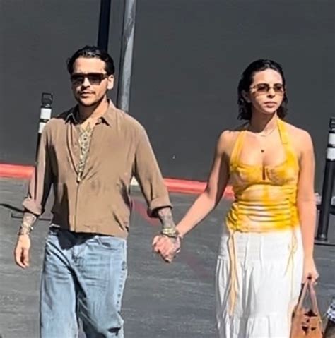 Nodal Y Angela De La Mano Y Enamorados Pese A La Críticas
