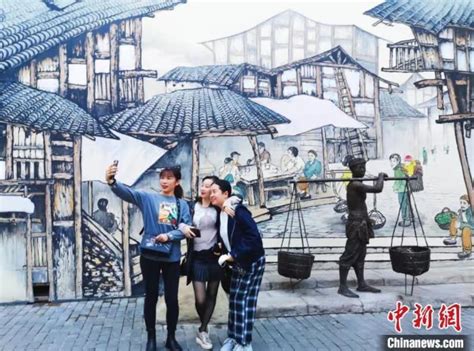 ផ្ទាំង គំនូរ ដ៏ ធំ នៅ លើ ជម្រាល ជ្រលង ភ្នំ នៃ ច្រក ចេញ ស្ថានីយ រថ ភ្លើង ក្នុង ទីក្រុង Chongqing