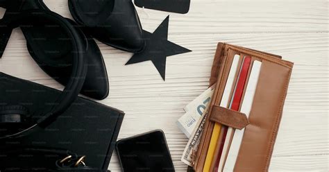 블랙 프라이데이 세일 신용 카드와 돈 전화 검은 가방 선물 상자 가격표 흰색 배경에 신발이 있는 지갑 텍스트를 위한 공간입니다 크리스마스 쇼핑 및 판매