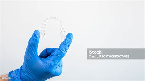 치과 교정을위한 보이지 않는 실리콘 정렬기를 보여주는 백인 청년 미용 치의학에 대한 스톡 사진 및 기타 이미지 미용 치의학 쥠 치아교정기 Istock