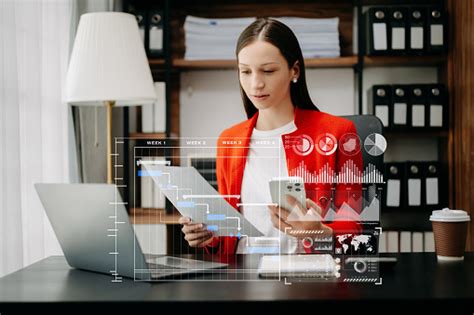 사업가 손 프로젝트 관리자 작업 및 업데이트 작업 및 Gantt 차트 일정 가상 Diagramwith 스마트 폰 태블릿 및