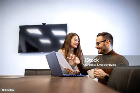 사무실에서 노트북으로 작업하는 자신감 있는 비즈니스 파트너 그룹 2명에 대한 스톡 사진 및 기타 이미지 2명 경영자 계획 Istock