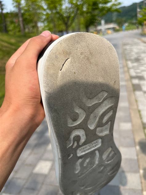 신발 밑창이 까졌어요 도와주세요 지식in