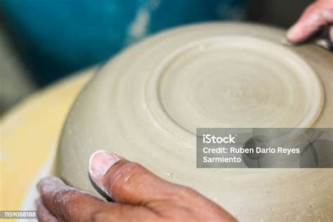 도공의 손 원에 그릇을 만드는 마지막 단계에서 2 손으로 도자기 연마 과정 가마에 들어가기 전에 공예에 대한 스톡 사진 및 기타 이미지 Istock