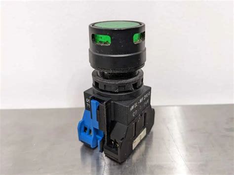 Idec HW1L MF 2F10 QD G 24V Green Pushbutton 24 VDC NEO Surplus