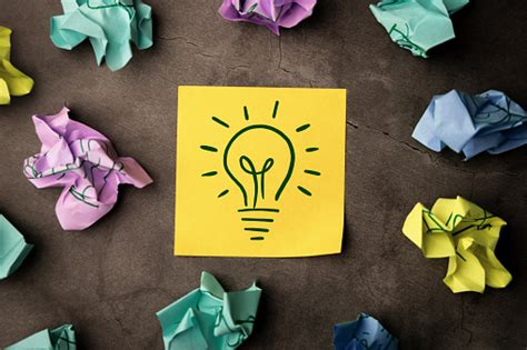 아이디어 혁신 및 창의성 개념 스티커 메모에 손으로 그린 전구 새로운 비즈니스 또는 신제품에 대한 브레인스토밍 0명에 대한 스톡 사진 및 기타 이미지 Istock