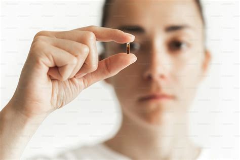 이식을 위해 손가락 마이크로 칩을 들고 있는 사람 배경에 초점이 흐려진 얼굴 미래의 사람들의 필수 칩화 정부 통제 사진 Unsplash의 기술 이미지