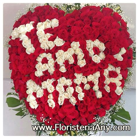 Ramito De Rosas Rojas Y Blancas En Forma De Corazón Con La Palabra Amor