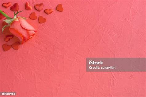 분홍색 배경 발렌타인 데이 컨셉 카피 스페이스에 흩어져있는 빨간 장미와 하트의 축제 구성 0명에 대한 스톡 사진 및 기타 이미지
