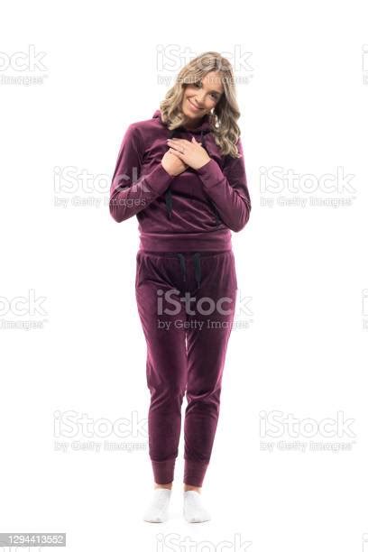 감동 젊은 예쁜 여자 에 아늑한 홈 옷 와 손 에 마음 감사 제스처 내려다 보고 가슴에 손을 얹음에 대한 스톡 사진 및 기타 이미지 가슴에 손을 얹음 여자 한 명의