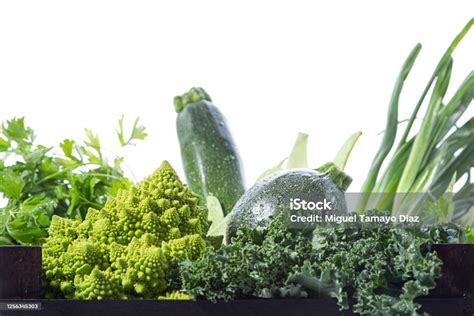 흰색 배경에 고립 된 나무 상자에 신선한 녹색 야채의 다양한 가까이보기 0명에 대한 스톡 사진 및 기타 이미지 0명 건강한 식생활 고추류 Istock