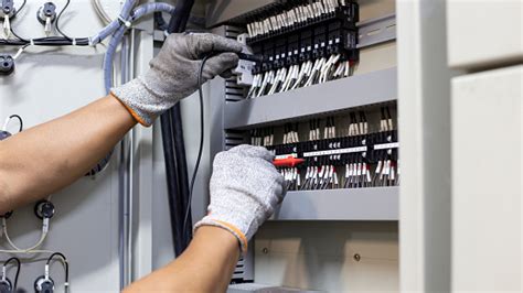 전기 엔지니어는 유지 보수를 위해 정기적으로 전기 제어 캐비닛의 작동을 테스트합니다 전기 연료 및 전력 생산에 대한 스톡 사진 및 기타 이미지 전기 연료 및 전력 생산