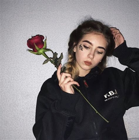 Девочка с розой Идеи для фото Девочка Одежда в городском стиле