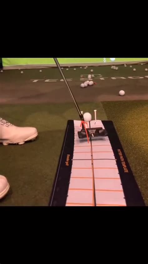 신혜원프로 님 퍼터패스템플릿 천둥골프 요즘 회원님들이랑 퍼팅연습할때 자주 애용 하는 좋은 연습도구 소개 할게요 퍼터패스템플릿 휴대하기도 좋아서 사용할때 펼지고연습