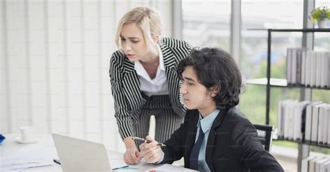 사업가와 사업가는 분석 사업 데이터 사업 계획 개념입니다 사진 Unsplash의 개념 이미지