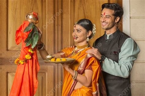 푸자 접시를 들고 구디 파드와 축제를 축하하는 전통 드레스를 입은 행복한 마하라슈트리아 부부 사진 배경 및 무료 다운로드를위한