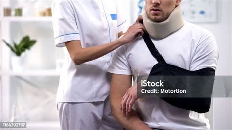 남성 환자 팔 새총 정형 외과 및 재활 기간을 조정하는 여성 외과 의사 의사에 대한 스톡 사진 및 기타 이미지 의사 팔걸이 정형외과용 기구 환자 Istock