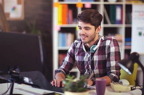 평면 스크린 컴퓨터를 직면 하는 작업 장에서 잘 생긴 백인 남자 남자 사업가에 대한 스톡 사진 및 기타 이미지 남자 사업가 일함 책상 Istock