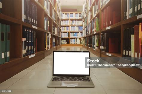 바닥에 빈 화면이있는 노트북 내부 배경 책장 도서관 교육 기술 개념 0명에 대한 스톡 사진 및 기타 이미지 0명 가정의 방 검색 Istock