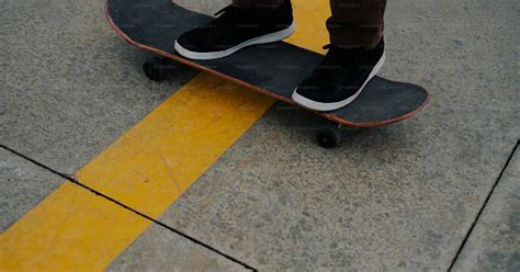 거리에서 스케이트 보드에 서있는 사람 사진 Unsplash의 적합성 이미지